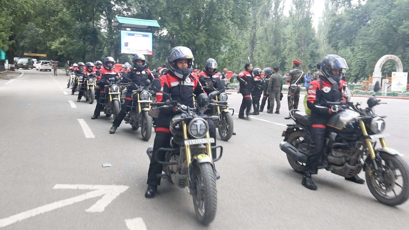 Kargil War-o cheaniko gisik ra•na Women Motorcycle rally-ko ong•ata ...