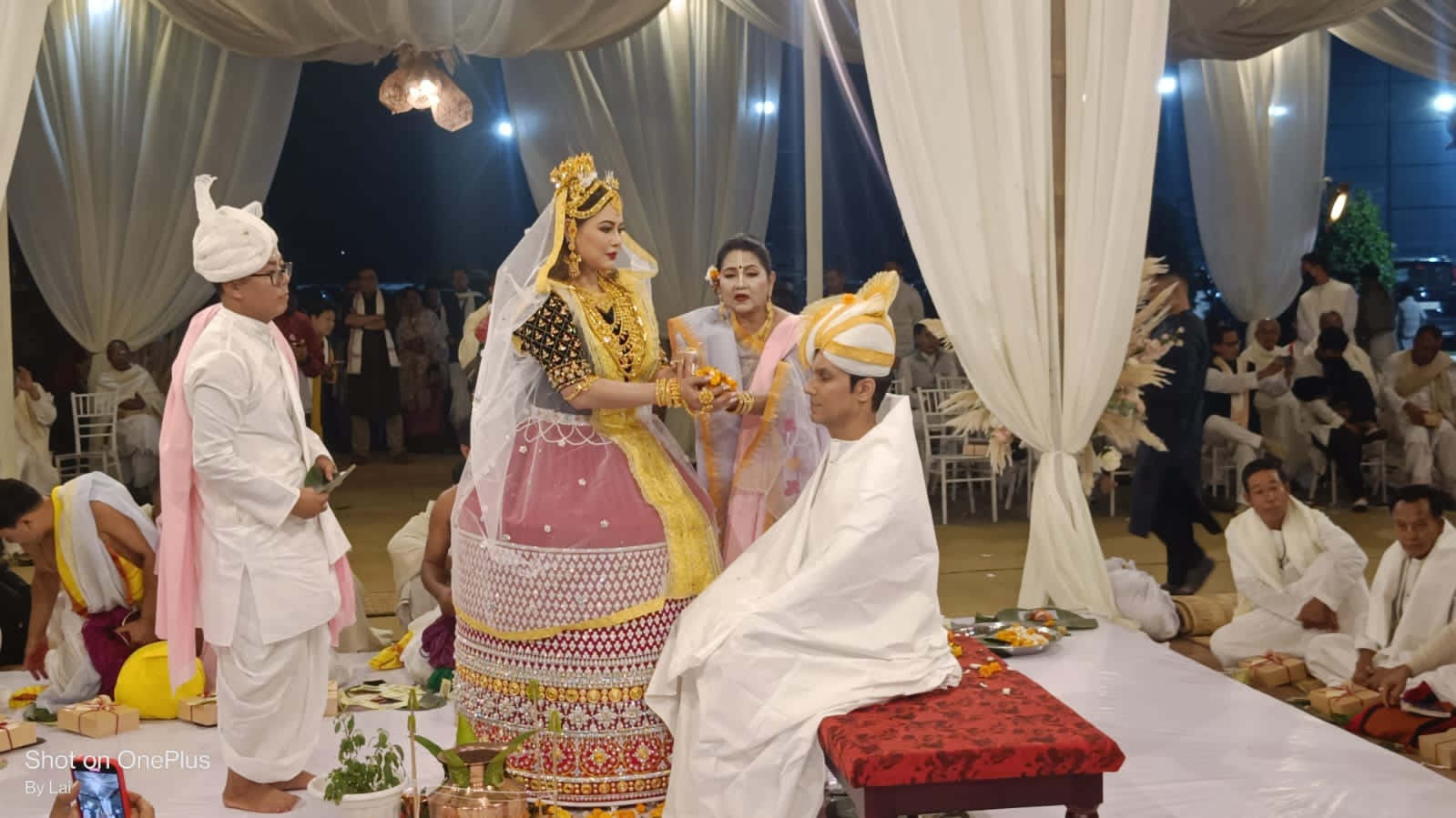 Randeep Hooda and Lin Laishram get married in traditional Meitei ...